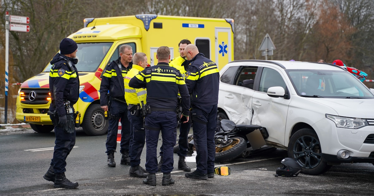 Baby gewond geraakt na botsing tussen auto en motor in Zwijndrecht ...