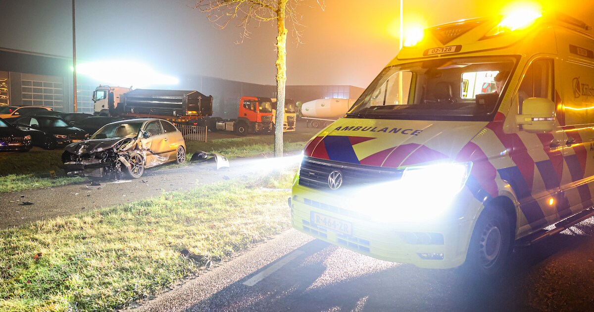 Automobilist klapt op boom in Joure, auto in de kreukels | 112 nieuws ...