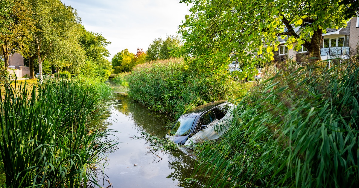 Auto rijdt een sloot in Alphen in, voorkant verdwijnt onder water | 112 ...