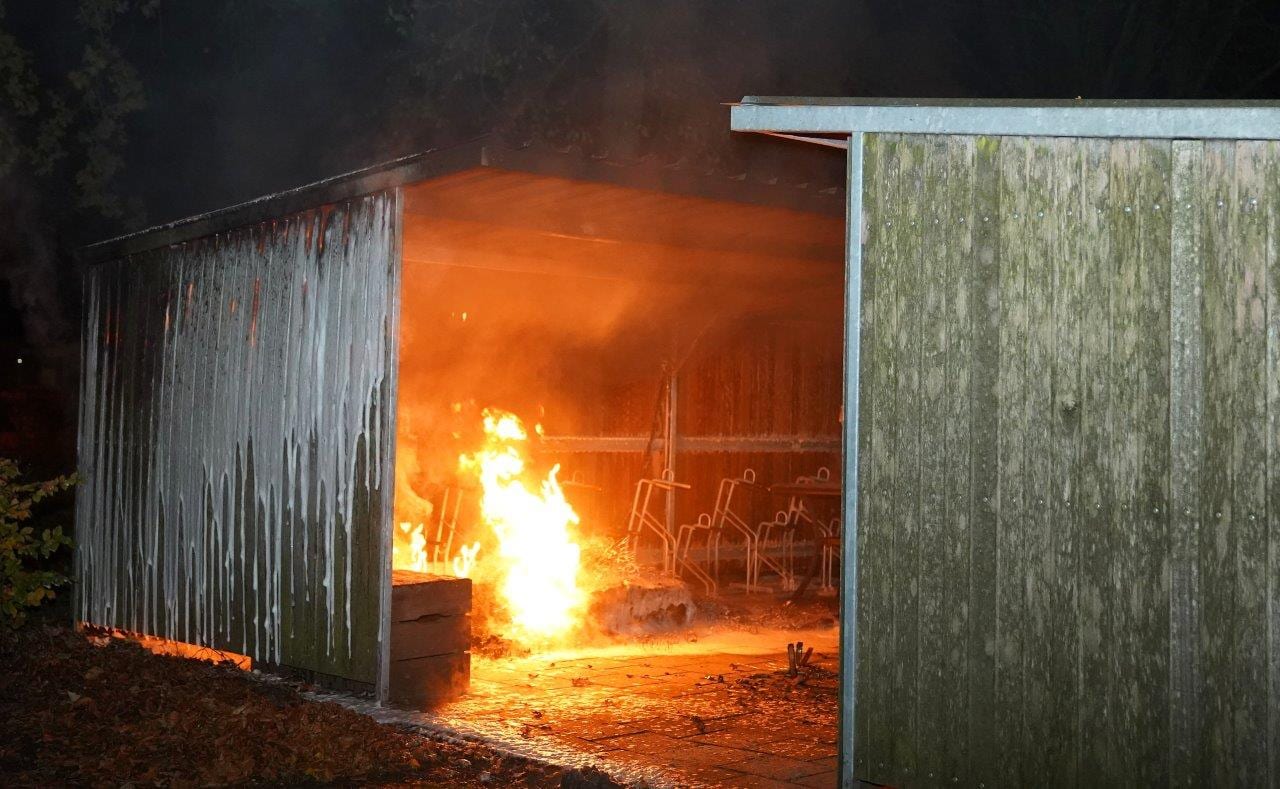 Stapel oude matrassen in brand in Biezenmortel | Foto | AD.nl