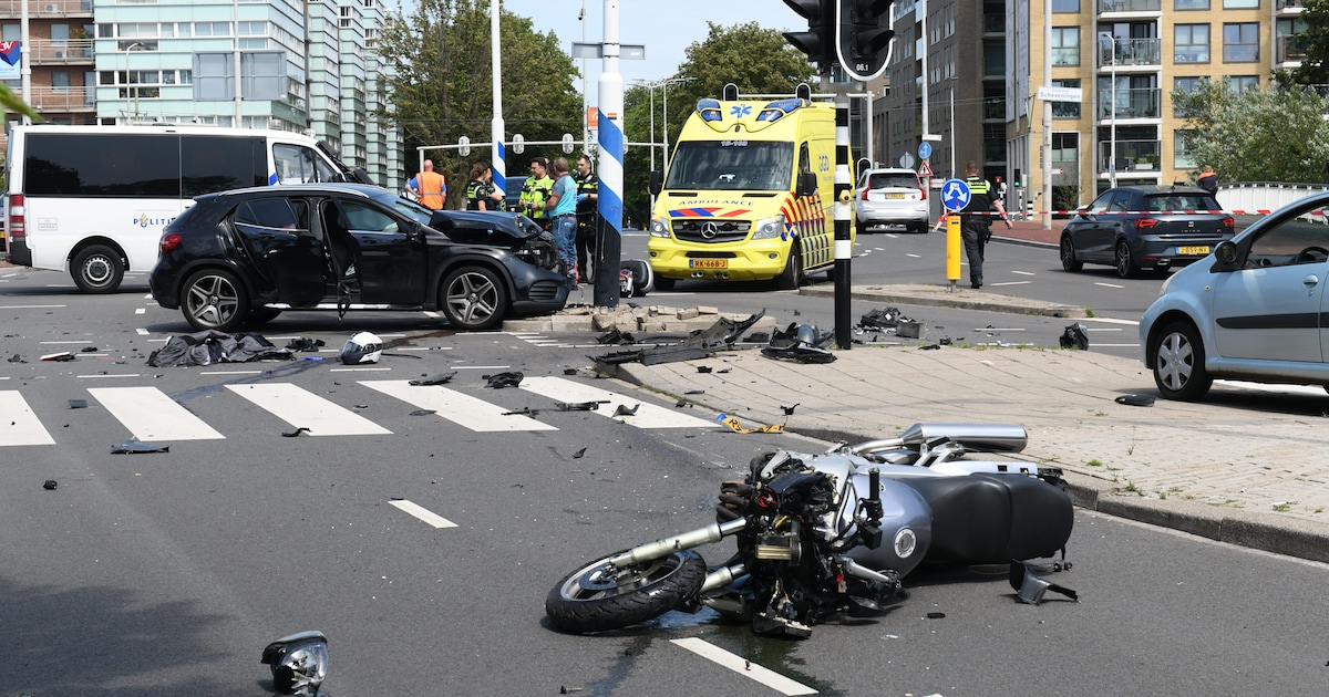 Motorrijder zwaargewond bij botsing, slachtoffer met spoed naar ...