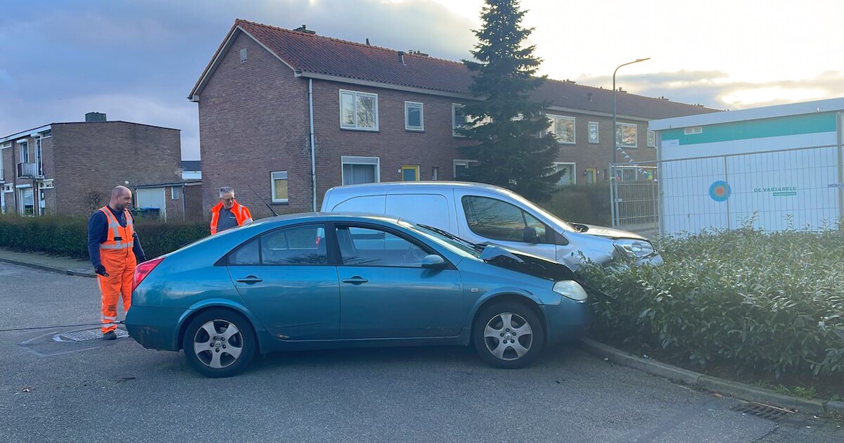 Bestelbusje en personenauto botsen op elkaar in Dieren: twee personen raken gewond | Rheden | AD.nl