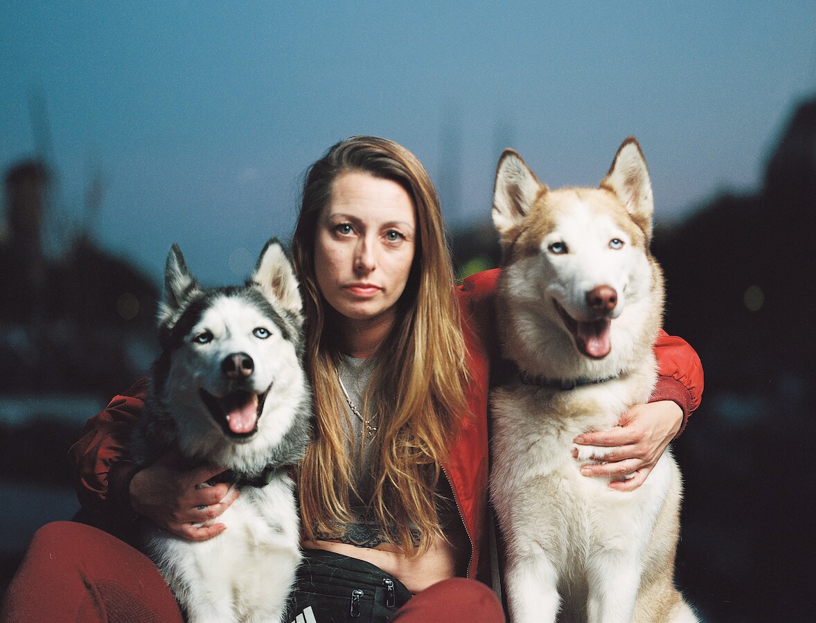 Fotoserie toont gelijkenissen tussen baasjes en honden: ‘Ze hebben ...