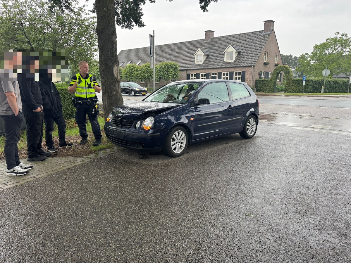 Bestuurder botst met auto op voorganger in Bakel | Foto | AD.nl