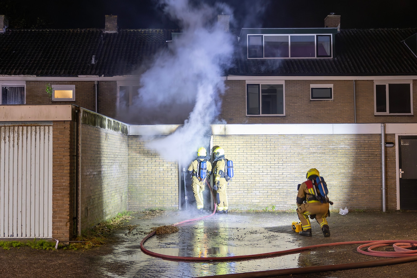 Veel rook door brand in schuur achter Haarlemse woningen | Foto | AD.nl