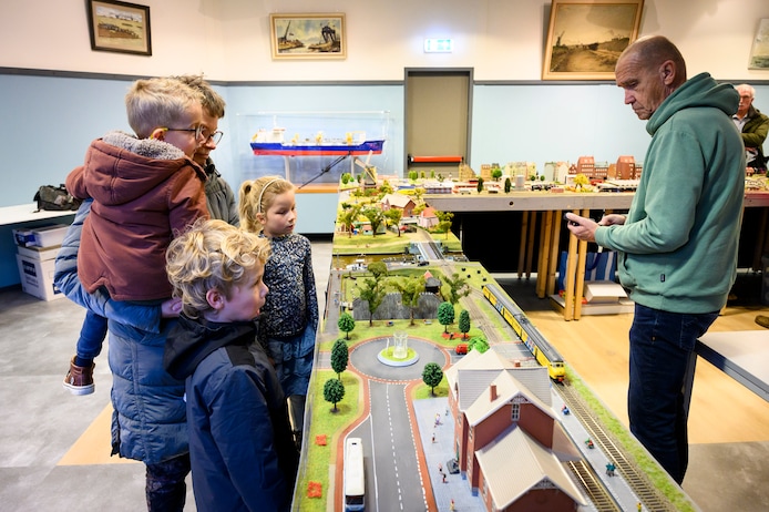 Trein en bus op schaal nagebouwd: modelspoorclub brengt ...