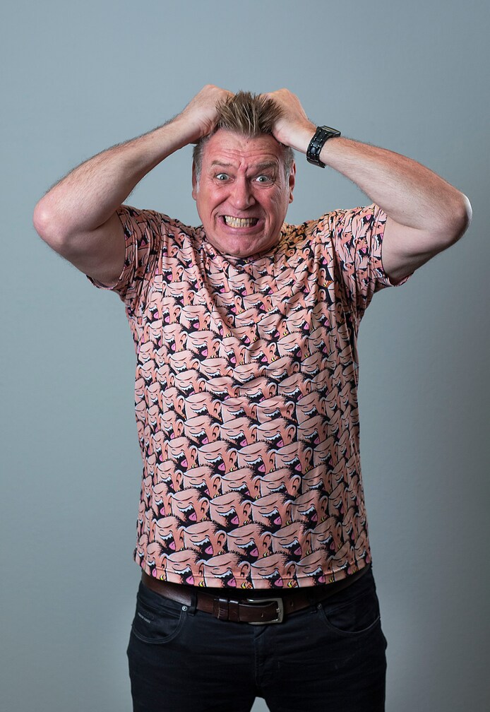 De gehele bestrating rond het IJspaleis is een sinkhole in wording ...