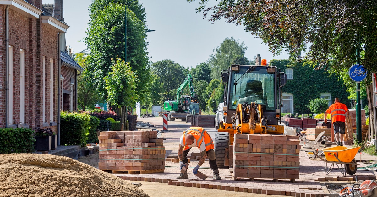 Kopzorgen om ‘slingende’ witte klinkers in Hoofdstraat ’s Gravenmoer ...