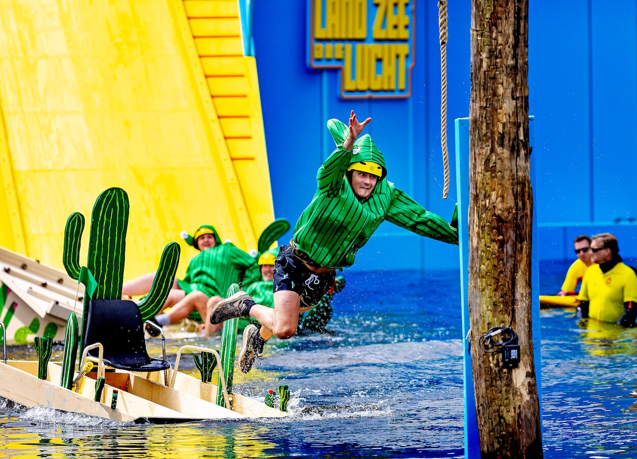 Edwin Evers wordt de stem bij ‘legendarische’ Te land, ter zee en in de ...