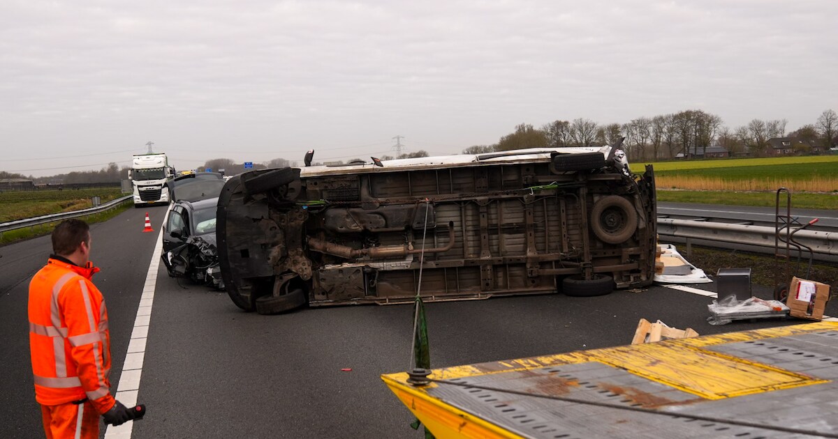 Busje kantelt op de A67 bij Asten: verkeer moet omrijden via A2 en A73 ...