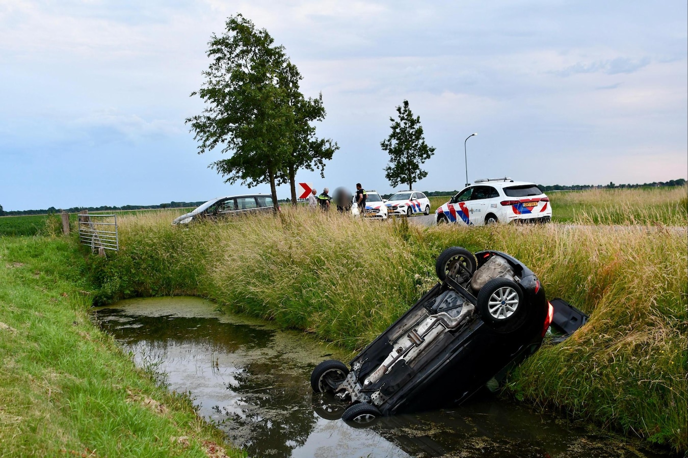 Auto slaat over de kop aan Reigerweg in Abbekerk, bestuurder ongedeerd ...