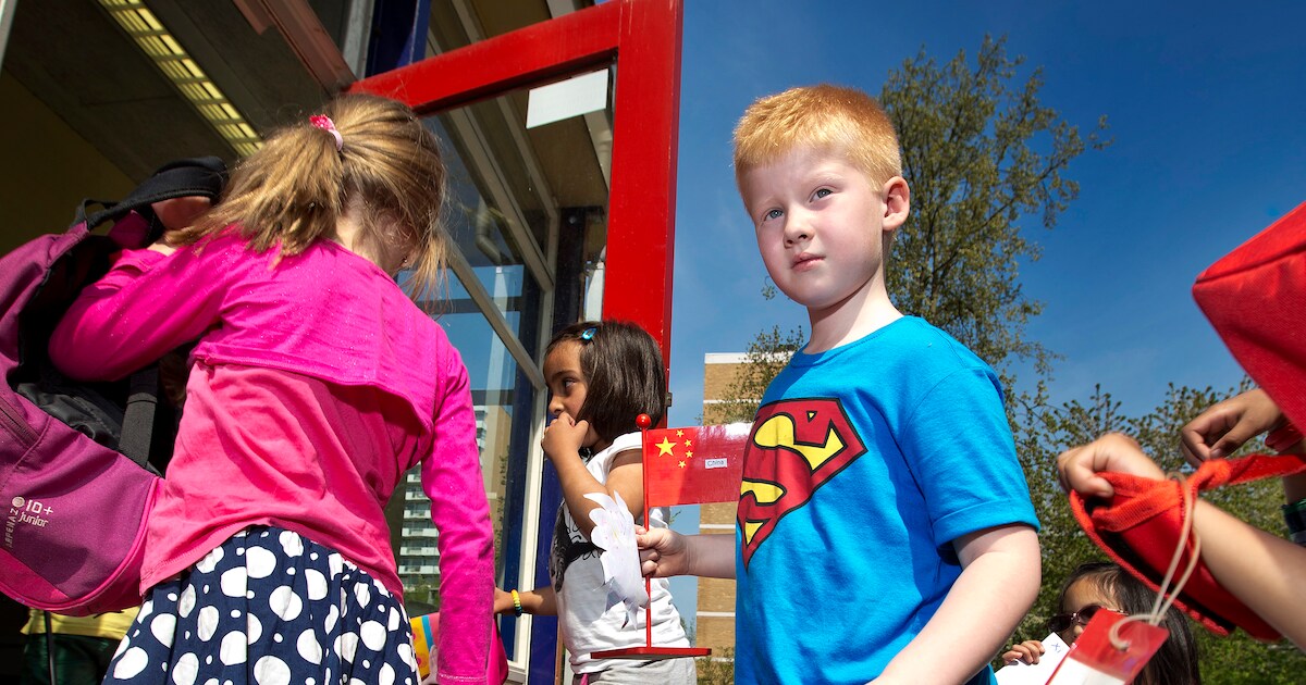 Juffen en meesters dansen door school als welkom aan leerlingen | Regio ...