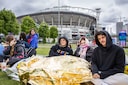 Harry Styles-fans bivakkeren nu al bij de Johan Cruijff ArenA: hier ...