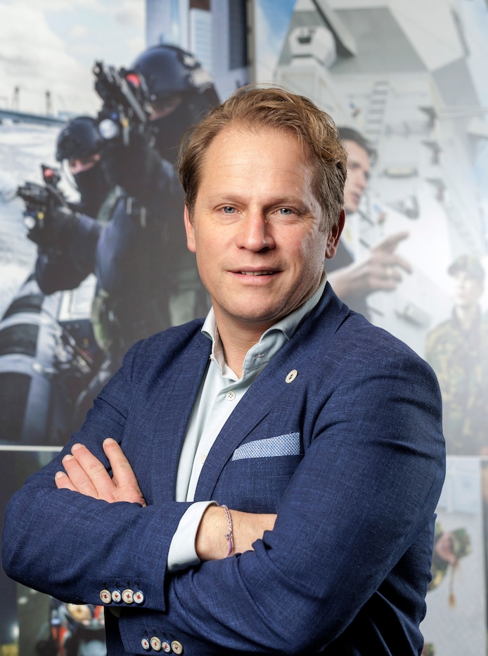 Staatssecretaris Gijs Tuinman bezoekt oefenterrein De Haar | Midden ...