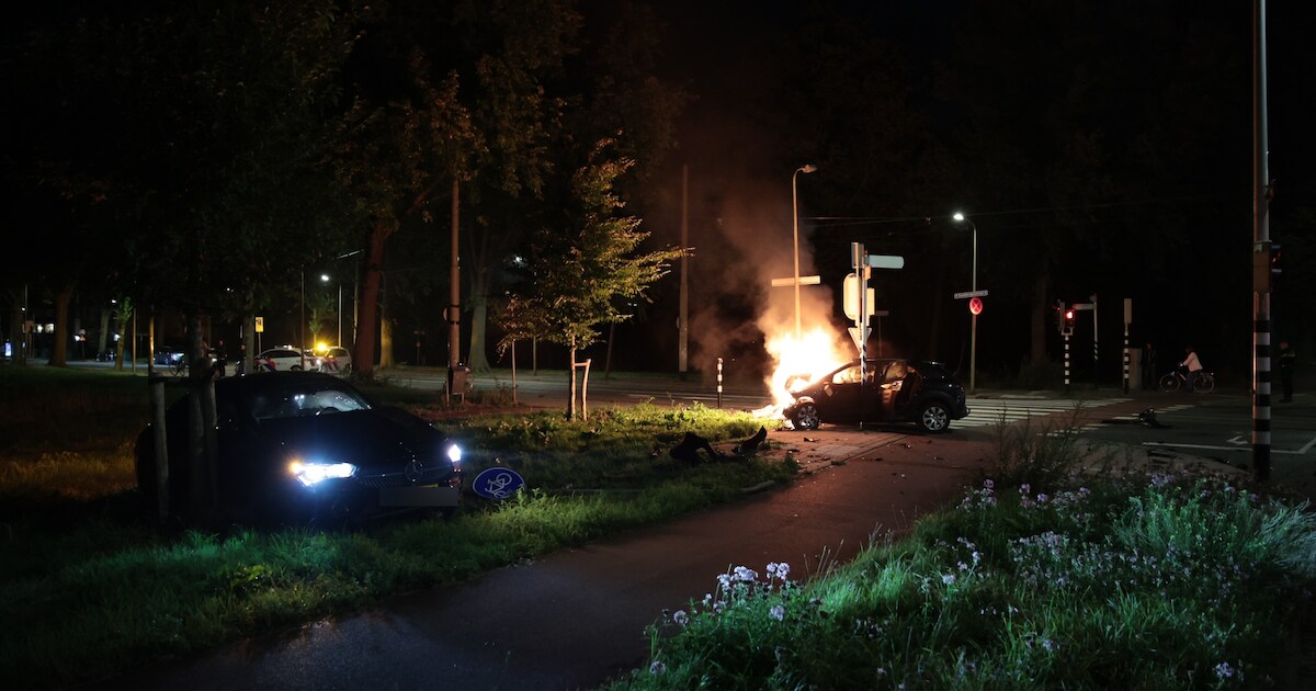 Auto vliegt in brand na ernstige botsing op kruispunt in Den Haag | 112 ...