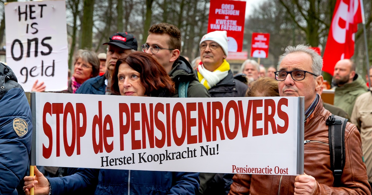 Gepensioneerden slepen pensioenfonds voor de rechter | Economie | AD.nl