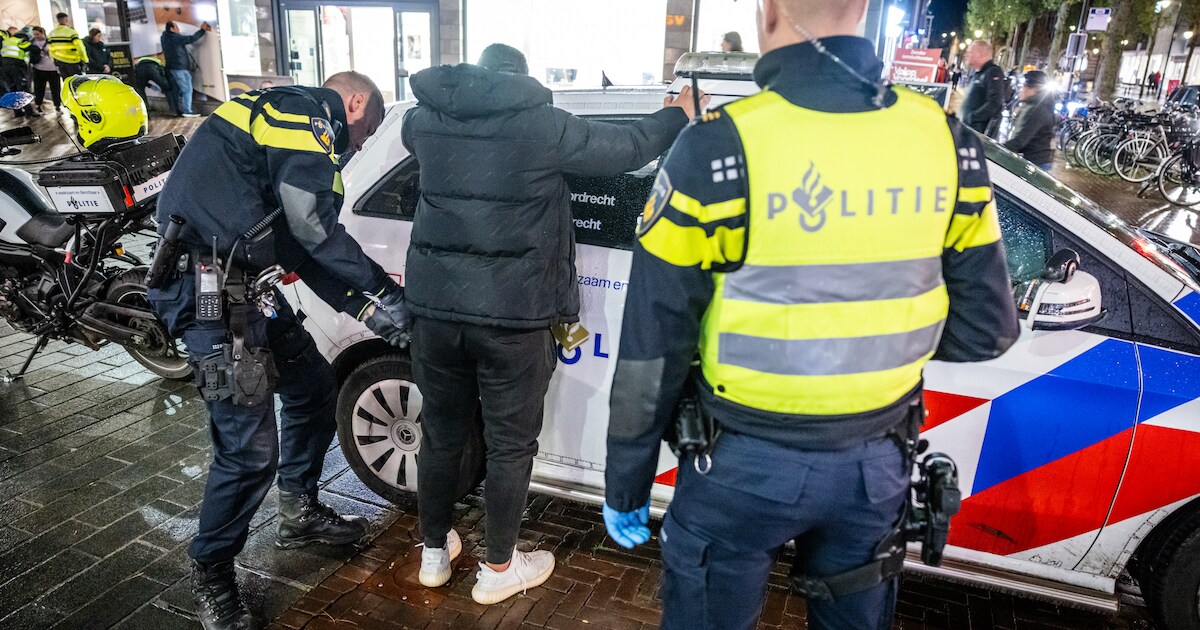De politie blijft preventief fouilleren op zoek naar wapens, wat vind ...