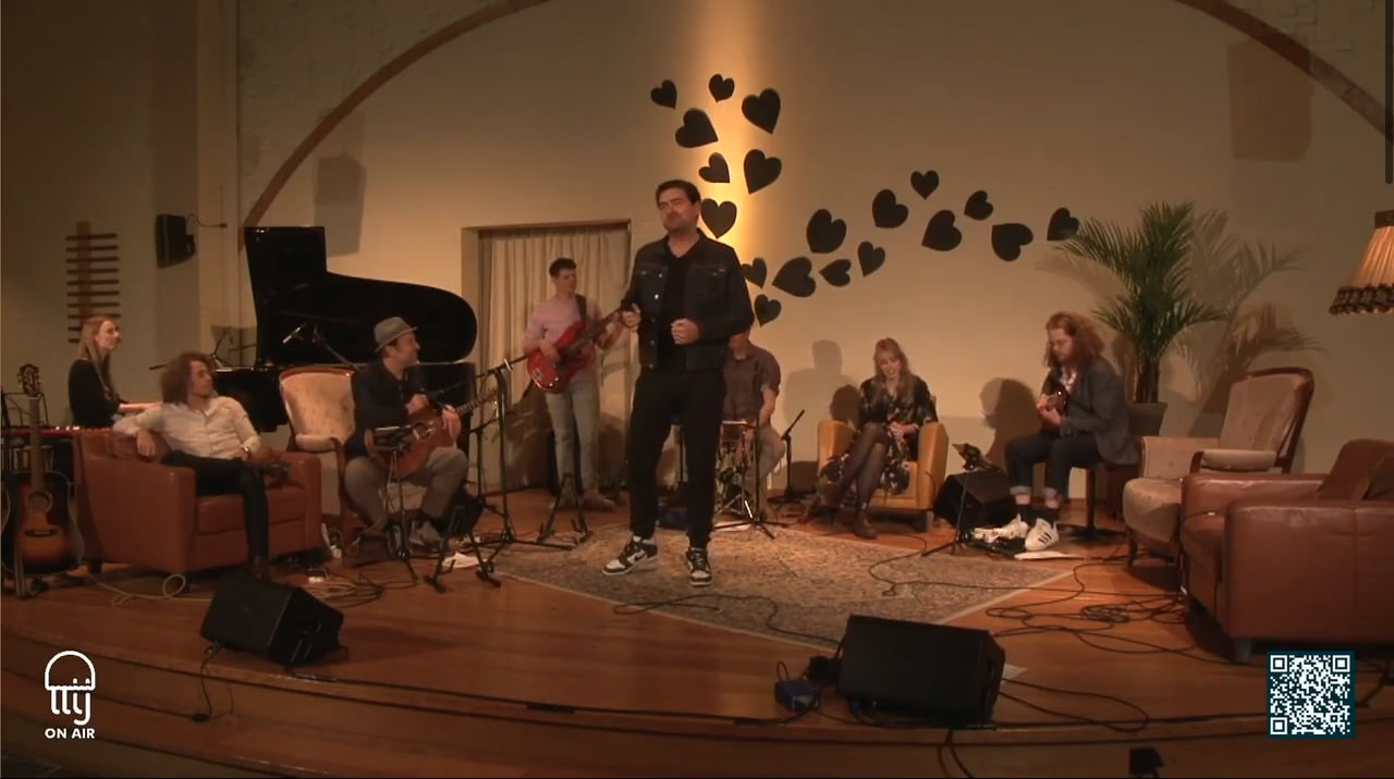 Basja bereidt beginnende artiesten voor op liveoptredens: ‘Verdient ...