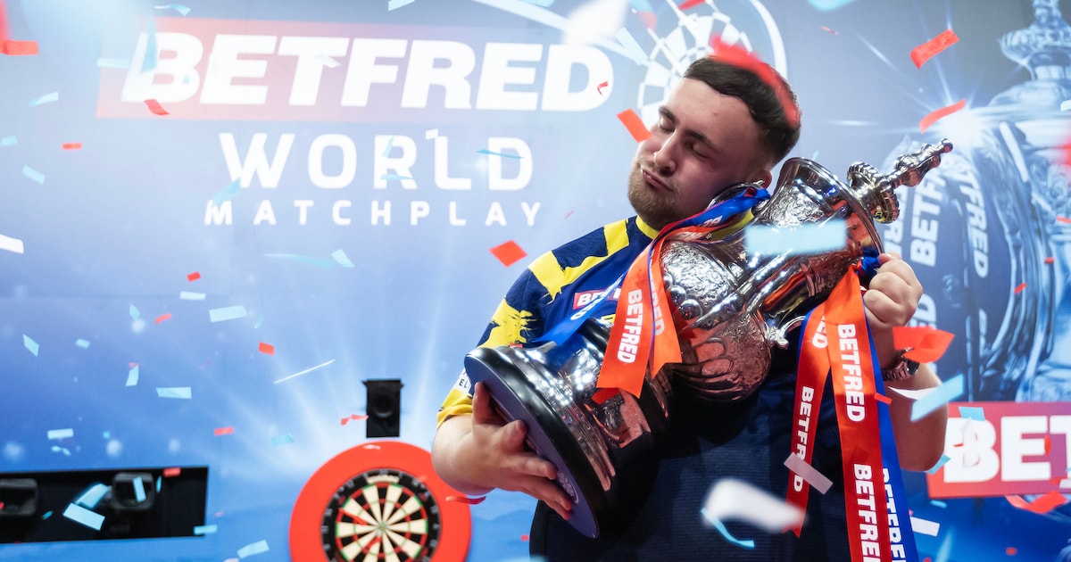 Luke Littler (18) voltooit ‘triple crown’: dartsensatie wint World ...