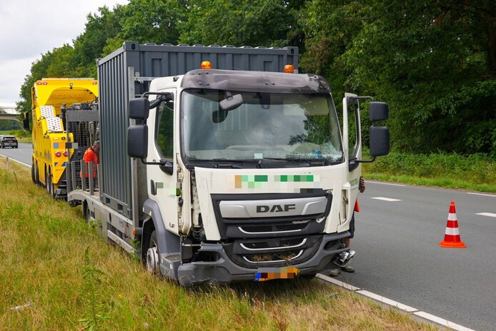 Vrachtwagen komt op verkeerde weghelft na botsing met reclamezuil op N329 bij Oss | Oss | AD.nl
