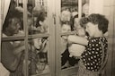 Oss ging in 1953 somber het nieuwe jaar in tot een baby uit de ...