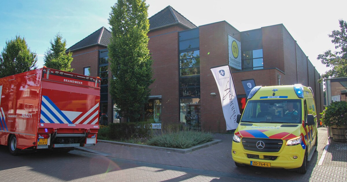 Man raakt gewond na metershoge val van dak in Hoogland | Amersfoort | AD.nl