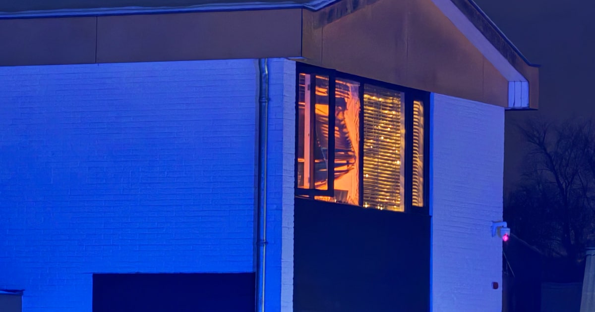 Man steekt eigen huis in brand en dan valt het arrestatieteam binnen ...