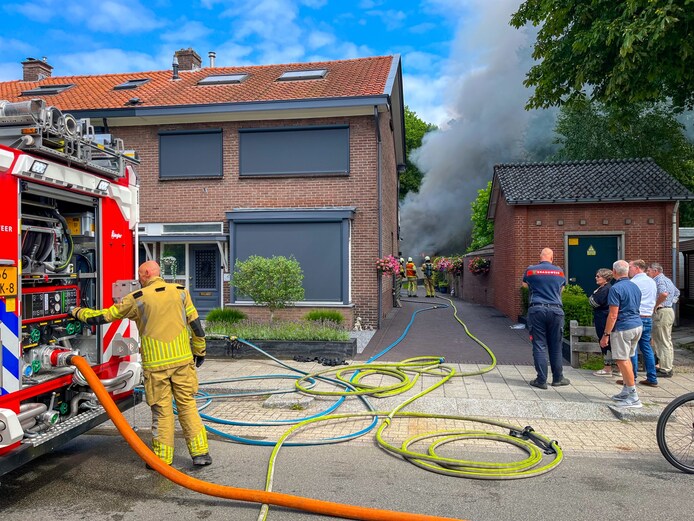 Schuur in Veenendaal gaat in vlammen op, brandweer waarschuwt voor rook ...
