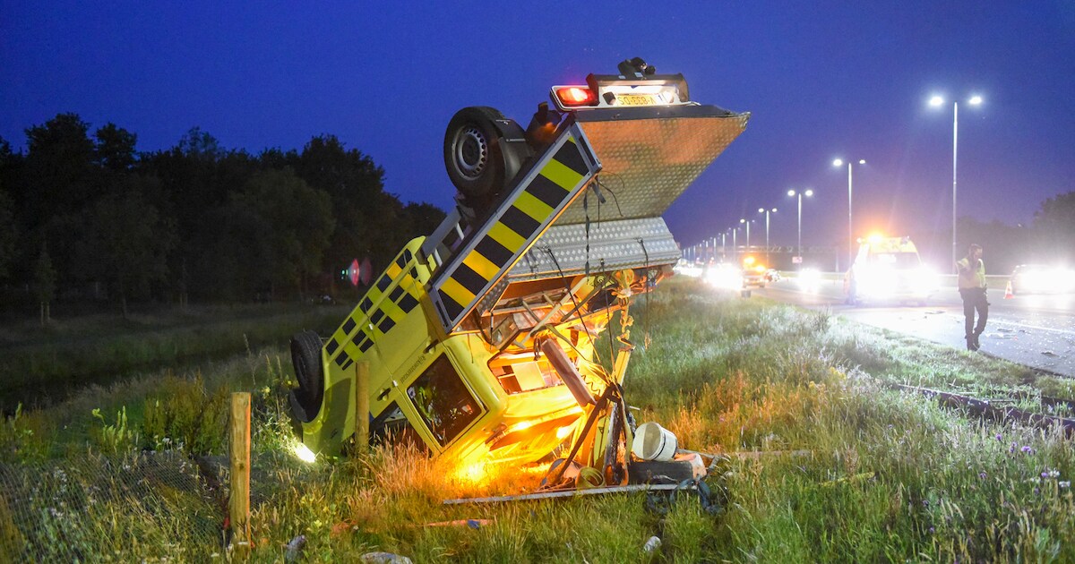 Weginspecteur ziet zijn auto door de lucht vliegen bij crash op A27 ...