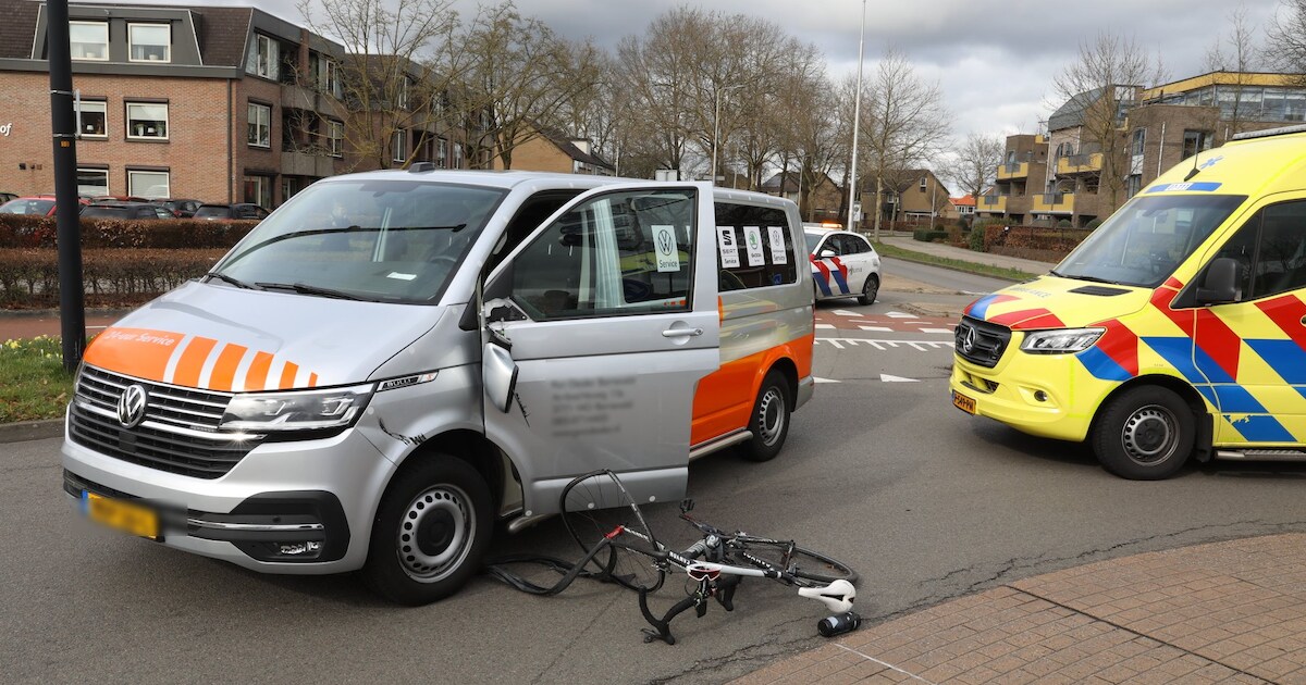 Wielrenner raakt gewond bij botsing met bestelbus in Voorthuizen | Amersfoort | AD.nl