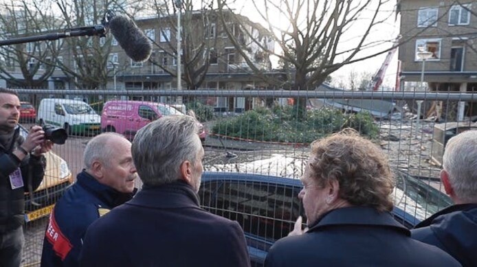 VIDEO | Premier Schoof bezoekt rampplek in Den Haag na verwoestende ...