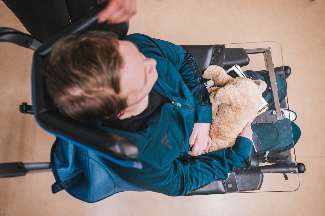 Giel (14) lag in coma na ongeluk, nu zet hij babystapjes vooruit: ‘Elke ...