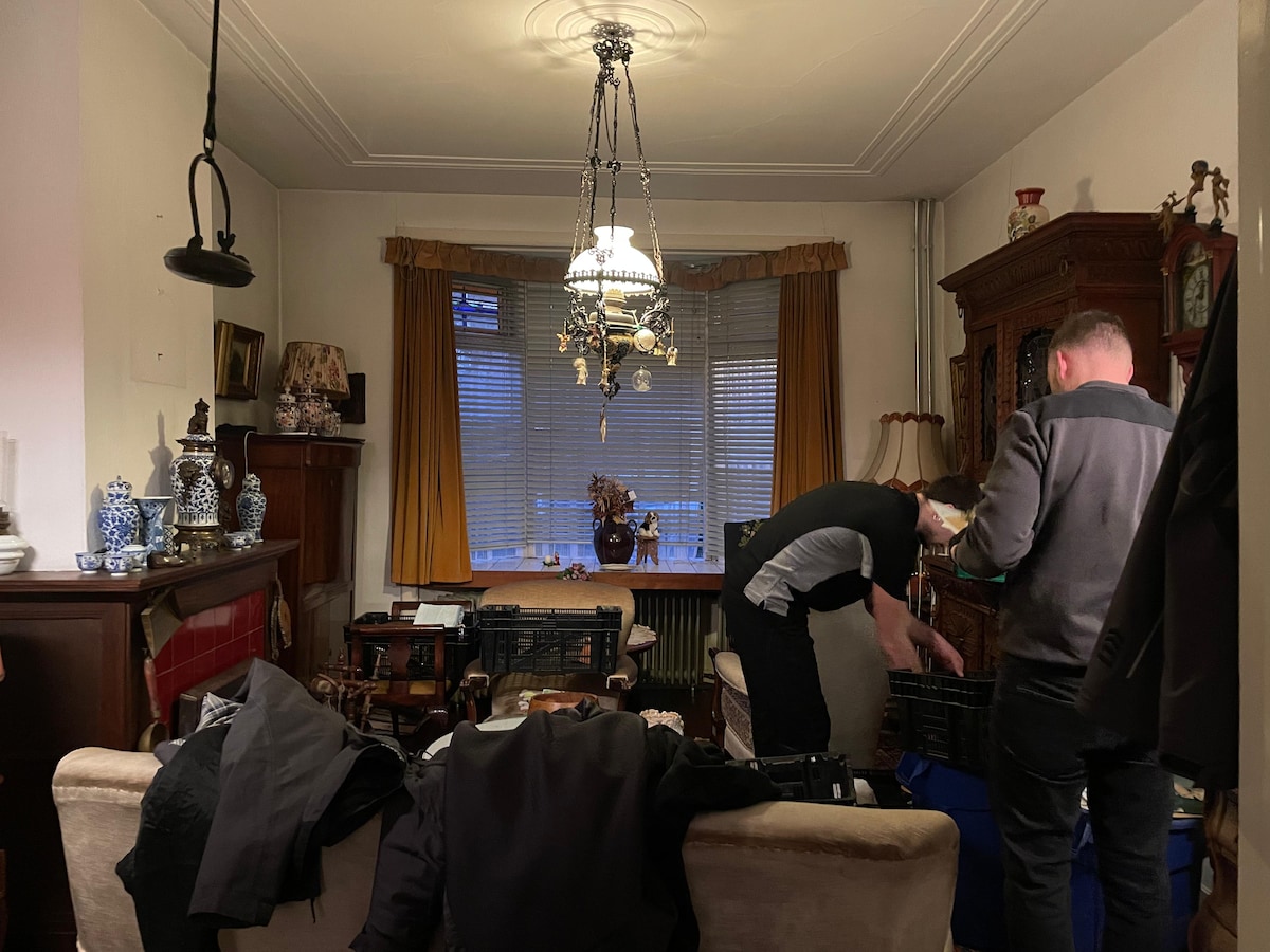 Melkkan in gang en hobbykamer op eerste etage: ontruimde woning toont ...