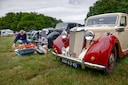 Blije gezichten en hardwerkende deelnemers tijdens Autojumble Waalwijk ...