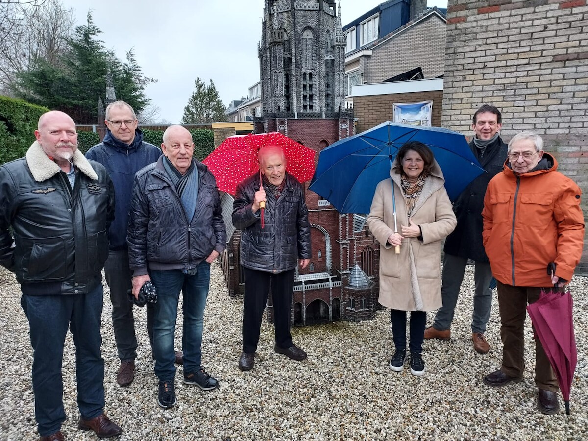 Mini-versie van Oude Kerk van Chris (89) krijgt eindelijk een plekje in ...
