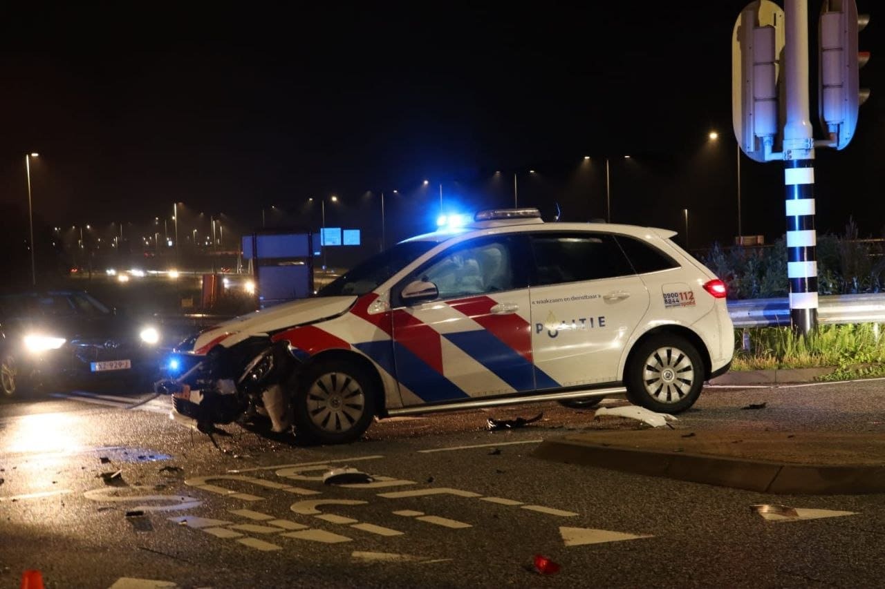 Politiewagen betrokken bij aanrijding in Almere | Foto | AD.nl
