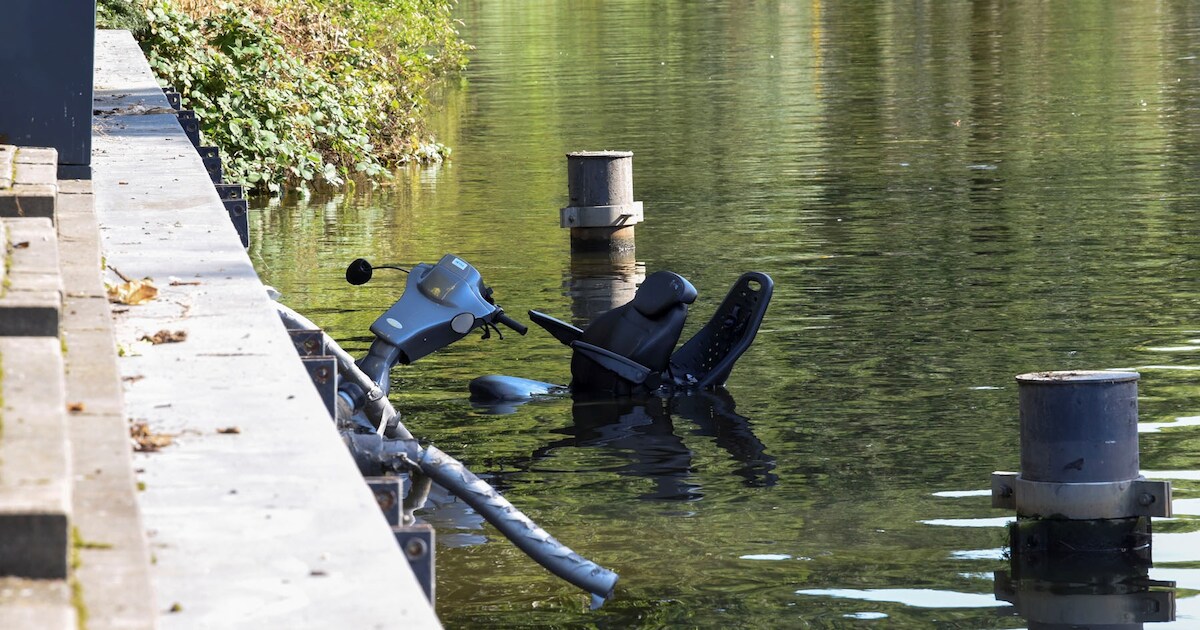Man rijdt met scootmobiel het water in langs het Zandpad | Utrecht | AD.nl