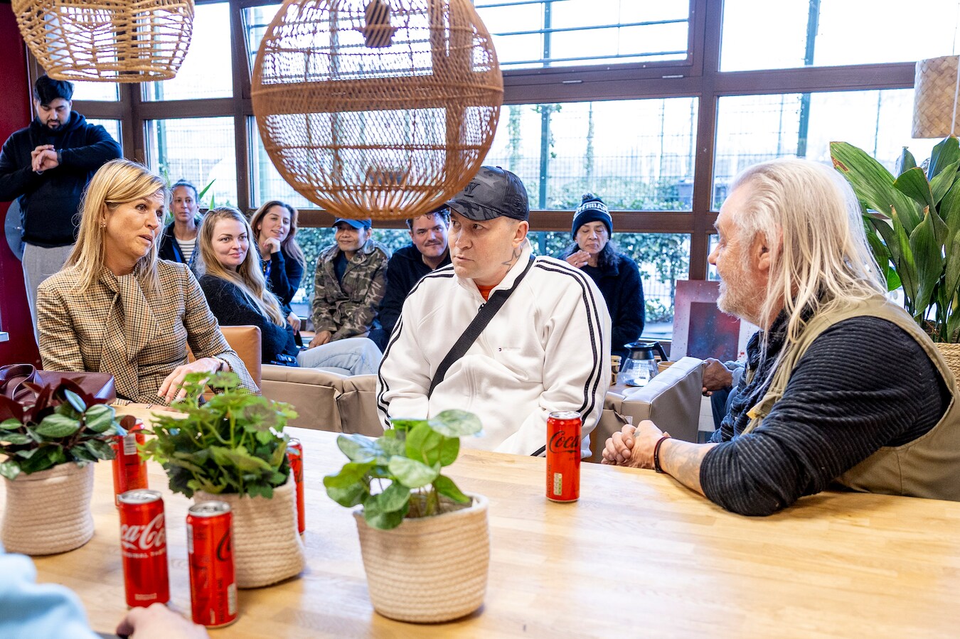 Máxima gaat langs bij daklozenopvang: twee mannen verkiezen het curlen ...