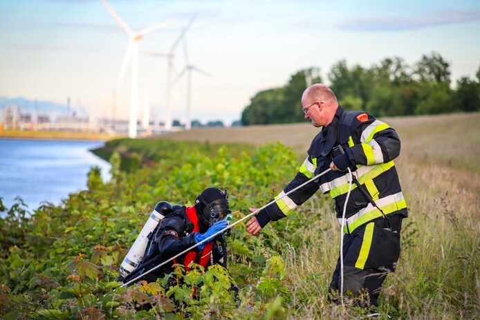 Voertuig te water geraakt in Brielle, inzittende klimt zelf naar de ...