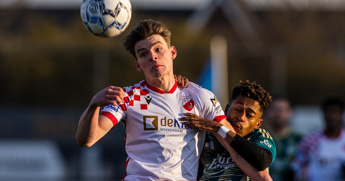 Fraaie comeback Peursum en GJS, speler Wieldrecht loopt het veld af ...