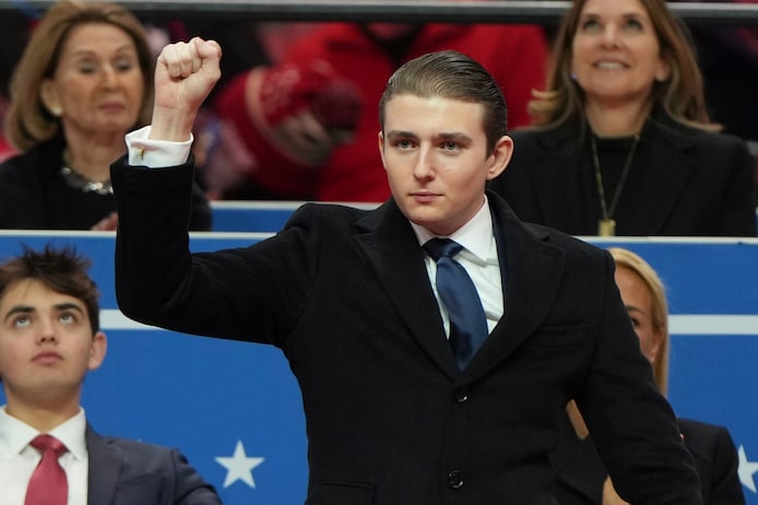 Let op Barron Trump, de 2,06 meter lange zoon: ‘Hij wordt klaargestoomd ...
