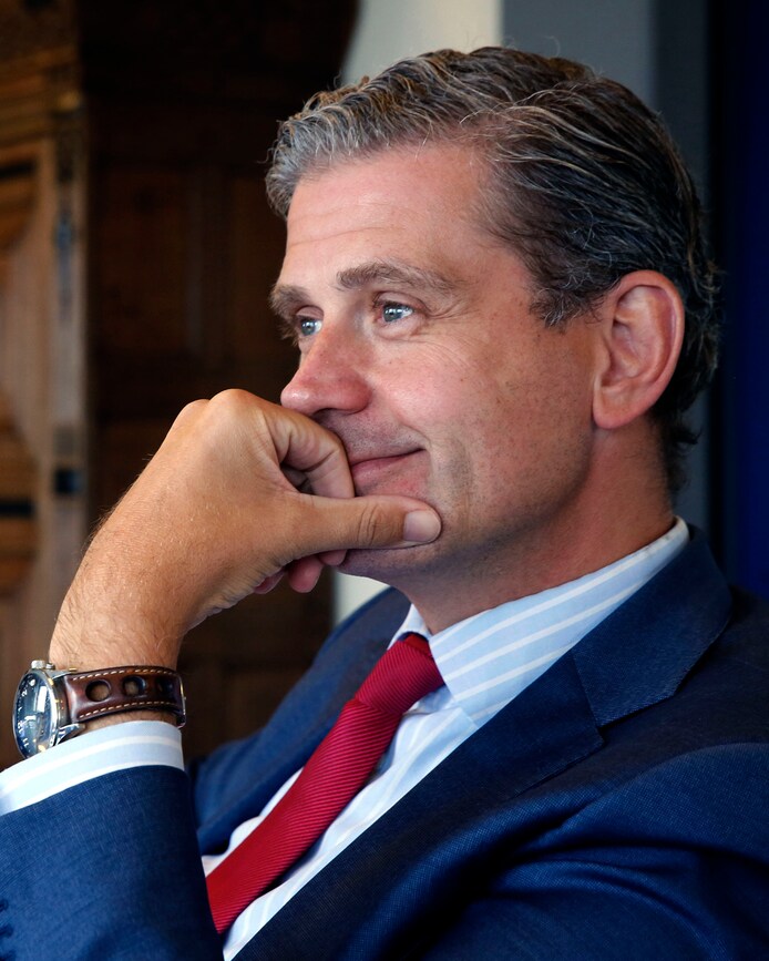 Burgemeester Kolff fan van Noble en dames van OG3NE hebben klapperende ...