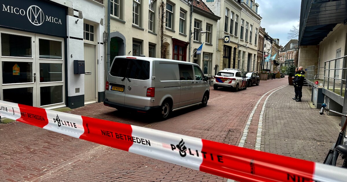 Politie zet straat in hartje Arnhem af na vondst lichaam in woning | Arnhem | AD.nl