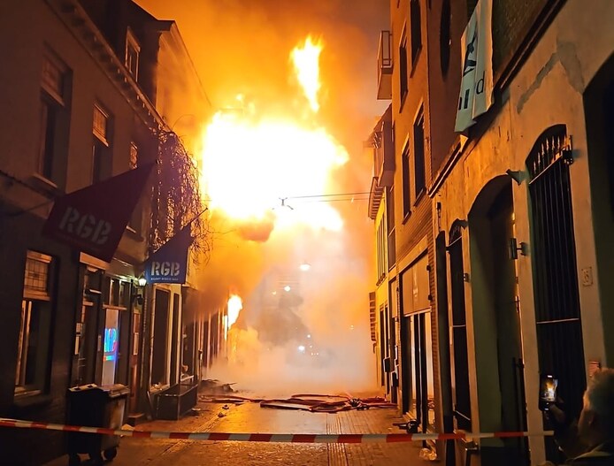 Grote brand in centrum Arnhem: zeker tien historische panden verwoest, centrum voorlopig ...