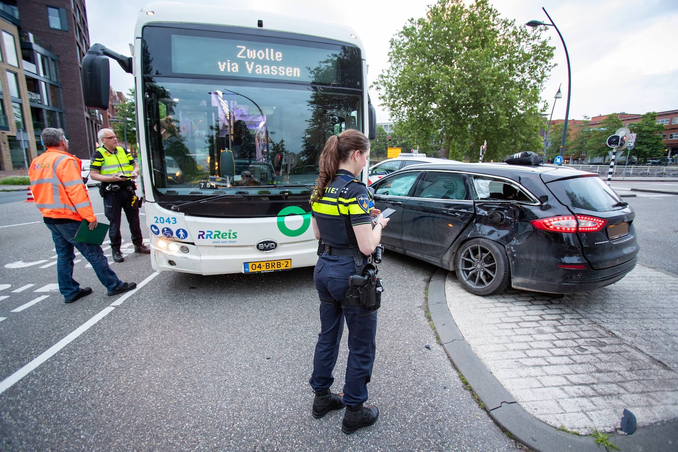 Lijnbus en auto botsen op elkaar in Zwolle | Foto | AD.nl