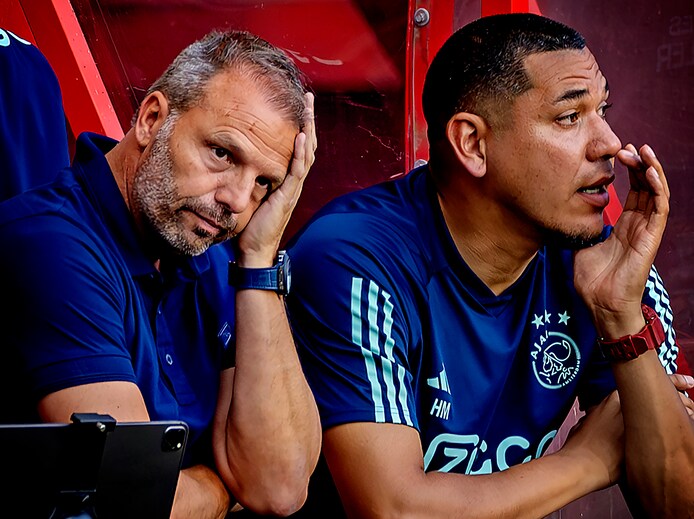 Ajax nu al in diepe crisis na nieuwe blamage: ‘Ik kan ze ook niet elke 30 seconden bij me roepen ...