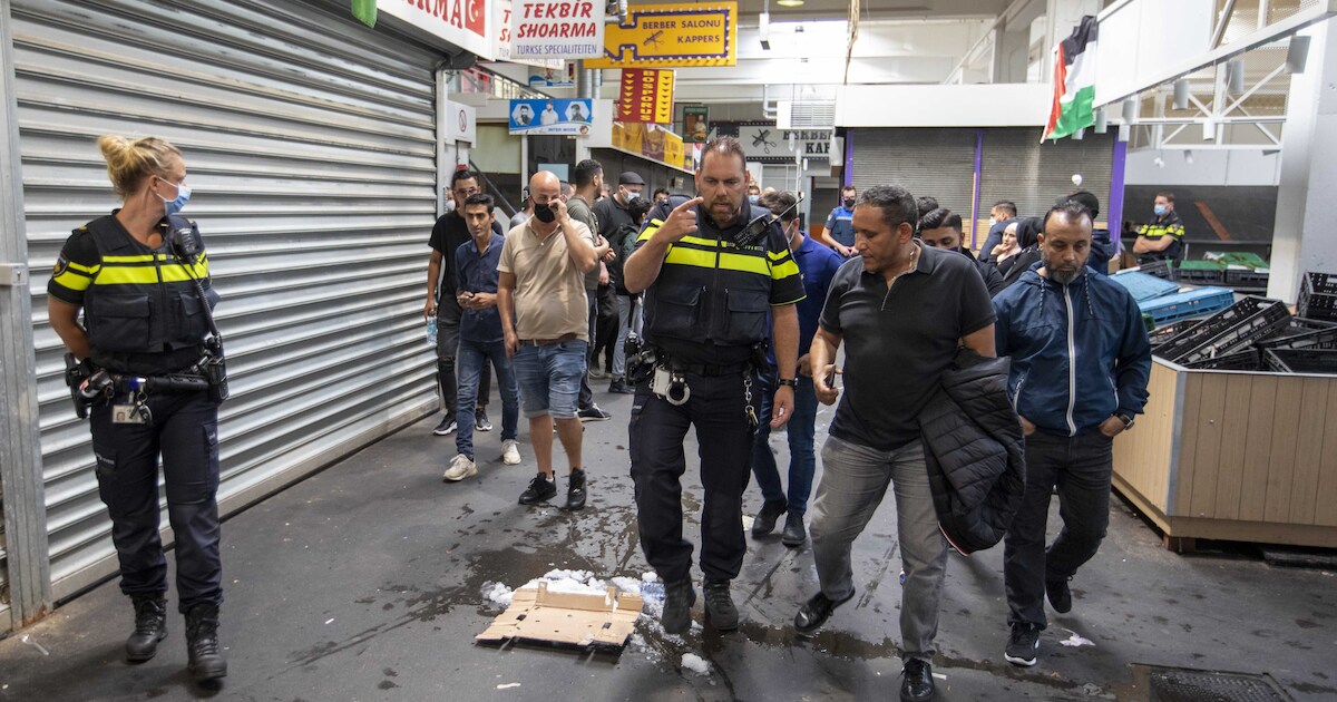 Politie ontruimt vier hallen van Bazaar Beverwijk om coronamaatregelen ...