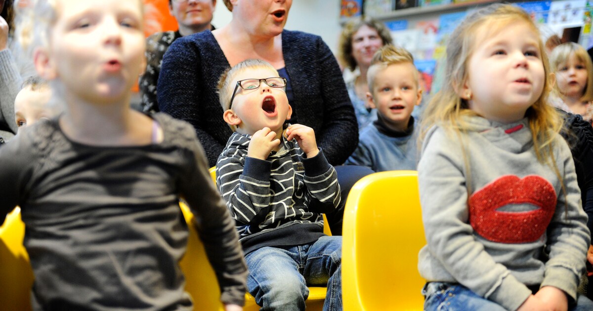 Kinderen en ouders ontbijten, knutselen en lezen samen in bibliotheek ...