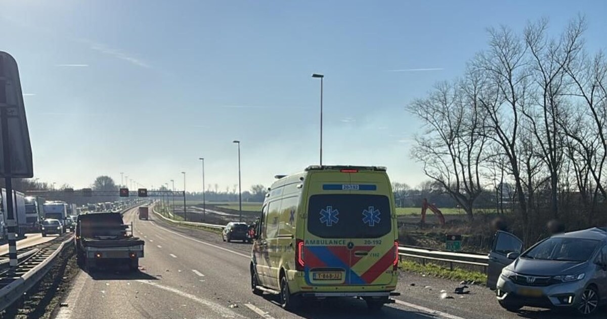Ongeluk op A27 bij Werkendam zorgt voor file richting Breda | Altena | AD.nl