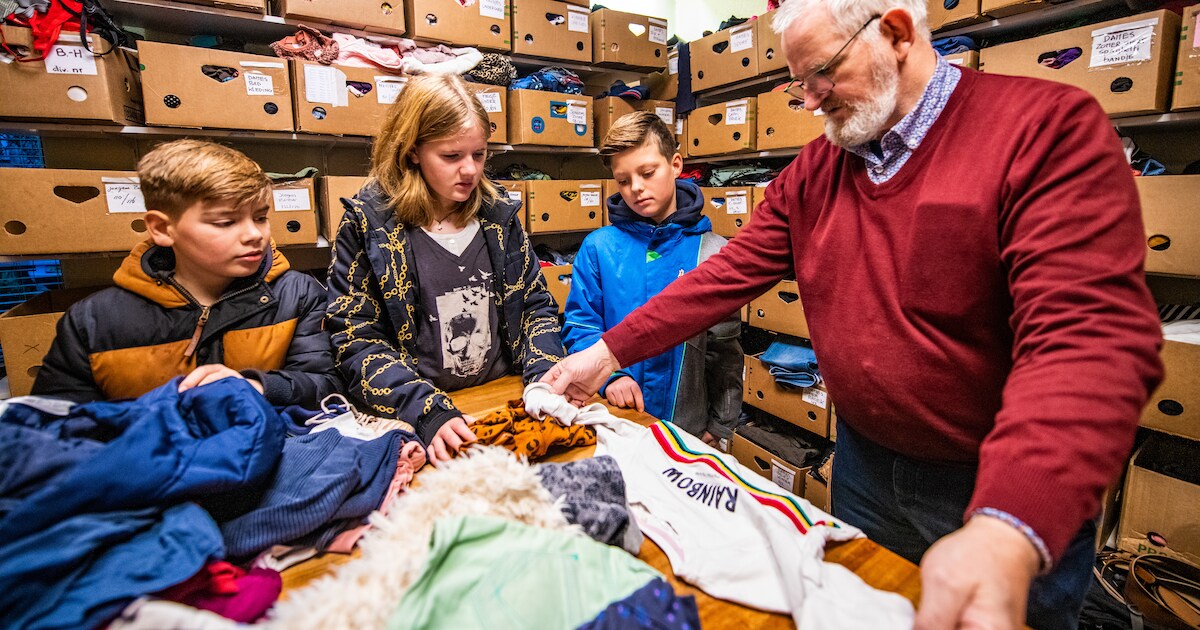 Scholieren geven jassen weg: ‘Schrok dat 12.000 mensen kleren mogen ...